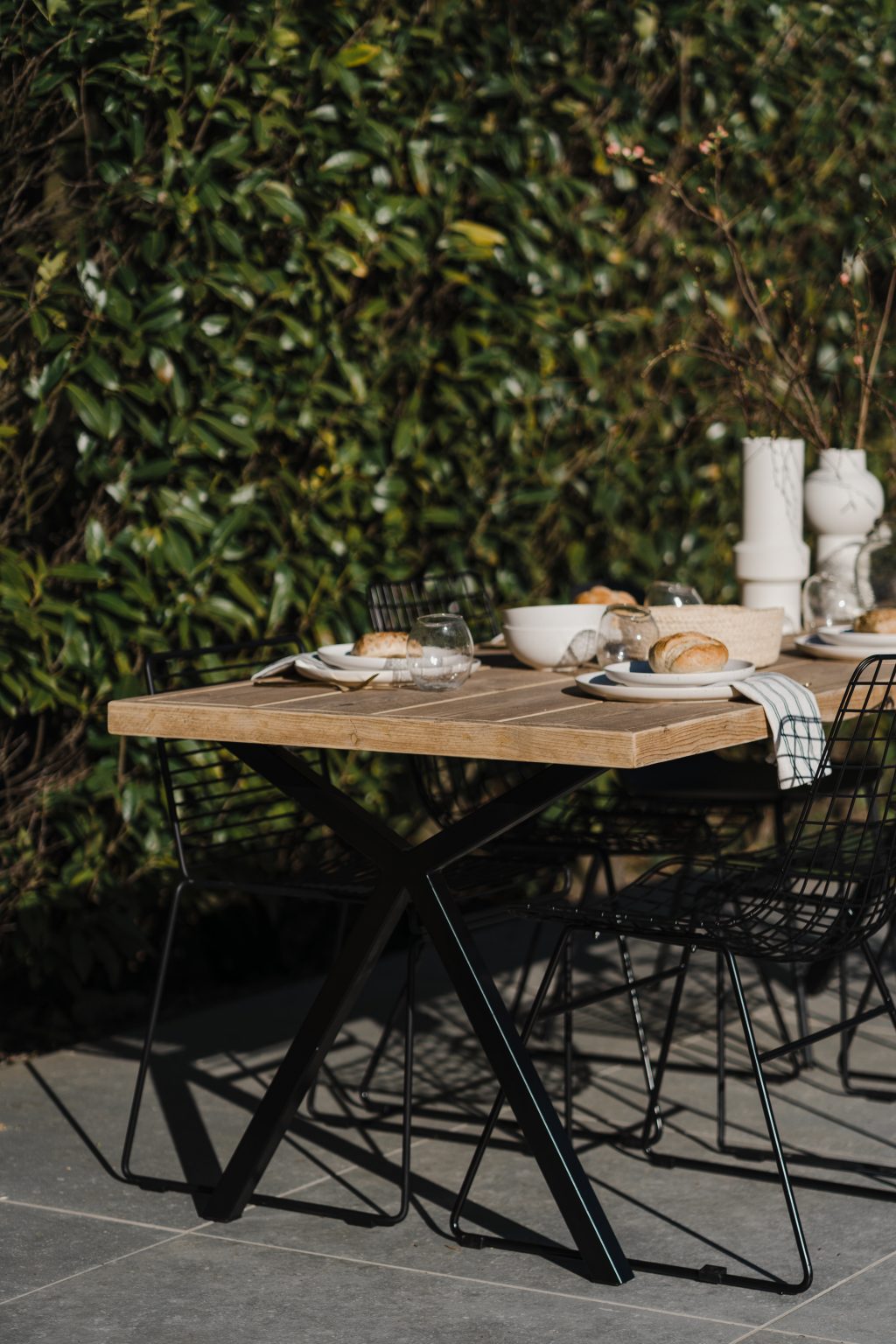 Karlsted outdoor steigerhout tuintafel stalen x-poot - PURE Wood Design