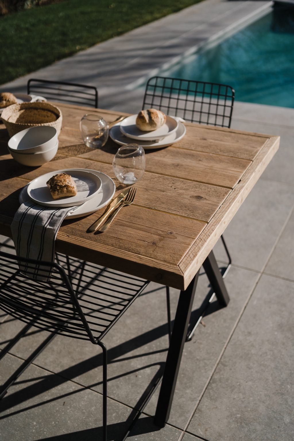 Karlsted outdoor steigerhout tuintafel stalen x-poot - PURE Wood Design